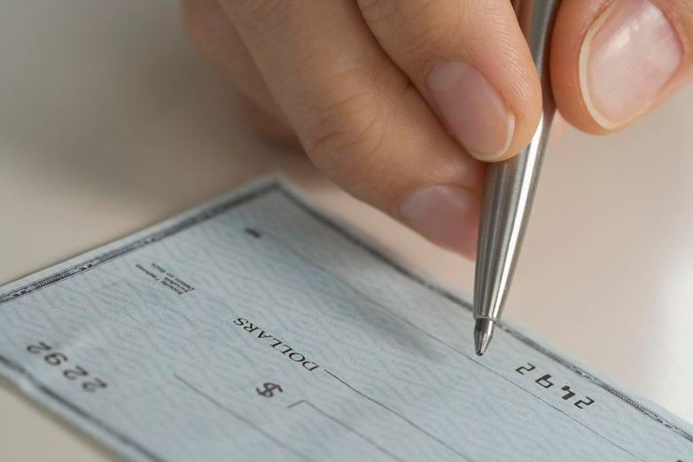 ஆஸ்திரேலியா காசோலைகளைப் பயன்படுத்துவதை நிறுத்த வேண்டும் - Tamil Australian