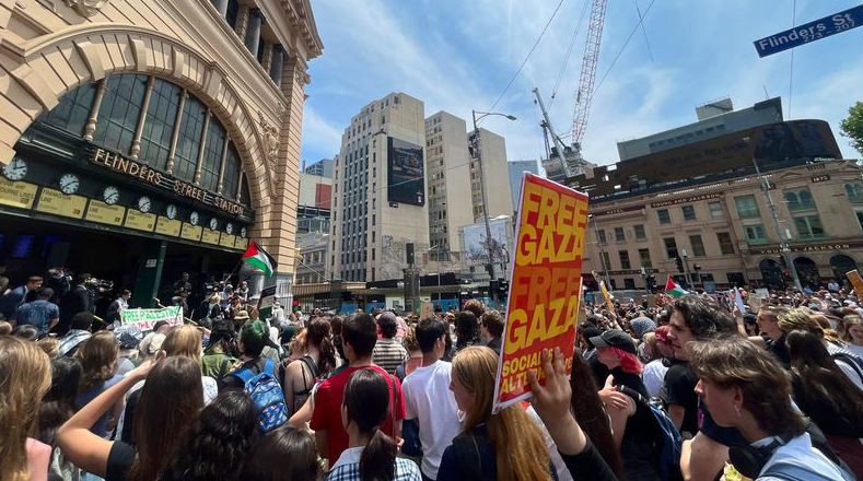 பாலஸ்தீனத்திற்கு ஆதரவாக மெல்போர்ன் பள்ளி மாணவர்கள் போராட்டம் - Tamil ...